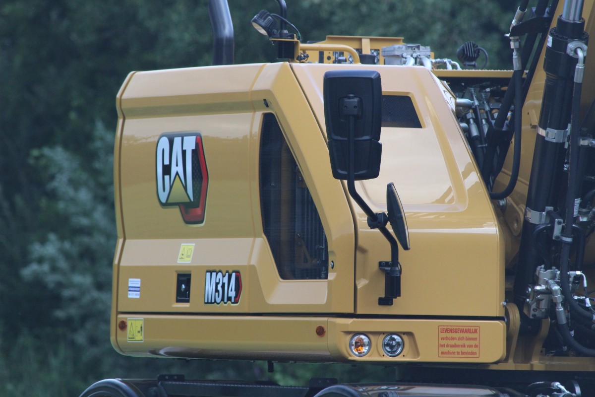 2 nieuwe CAT kranen afgeleverd! - Uittenbogerd Heukelum B.V.