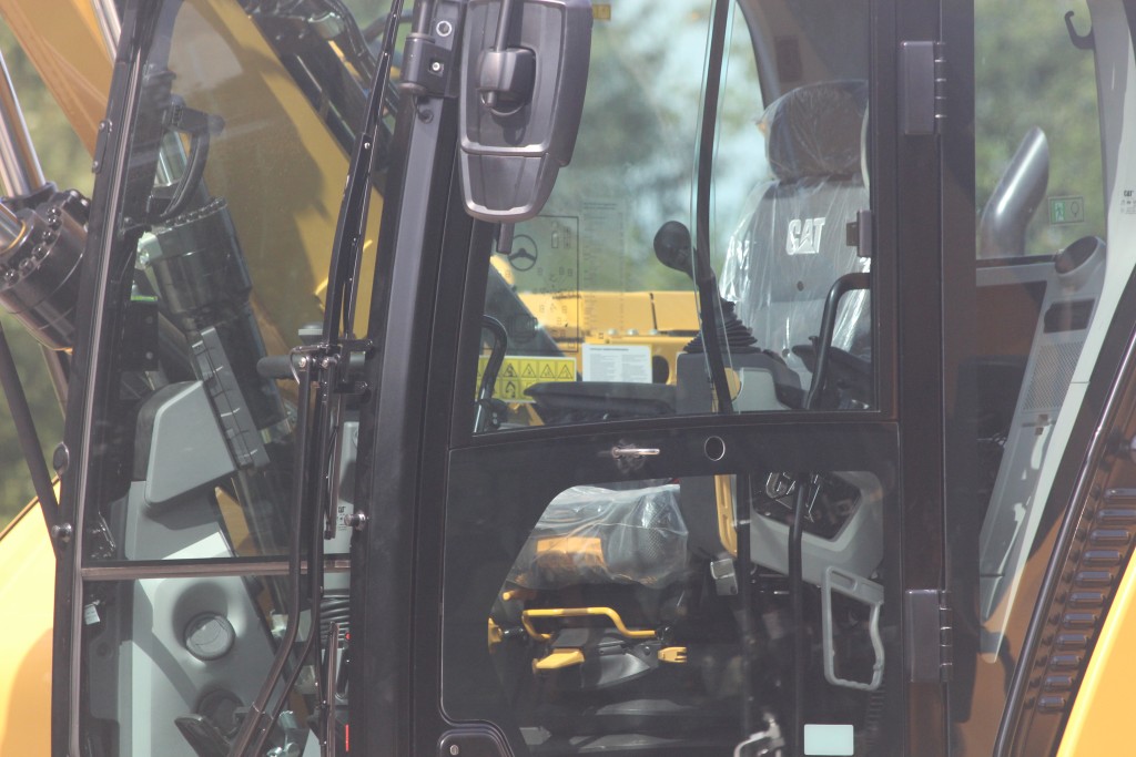 2 nieuwe CAT kranen afgeleverd! - Uittenbogerd Heukelum B.V.